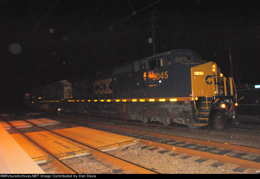 CSX CW40-9 9045 leads Q417-17